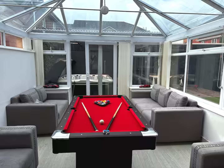 Iconic Space - Semidetached Jacuzzi / Driveway - Cardiff