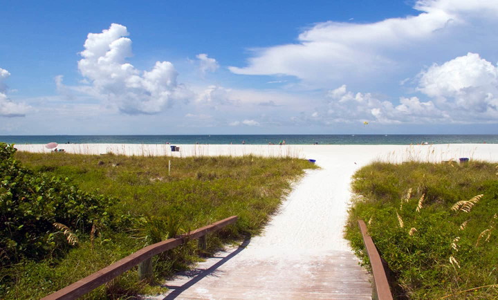 Easy Access To St. Petersburg Beach, A Minute Walk - St. Pete Beach, FL