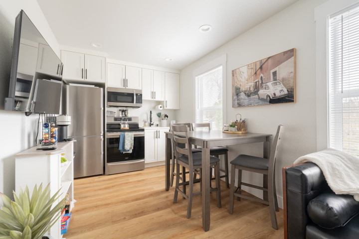 Prime Vancouver Gem Modern 2- Bedroom Retreat - Portland, OR