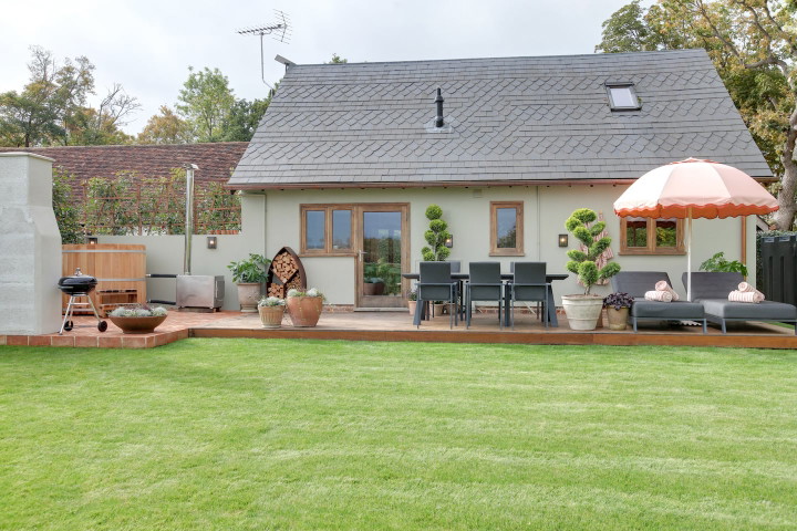 The Beeches - Two Bedroom Cottage With Hot Tub - London Stansted Airport (STN)