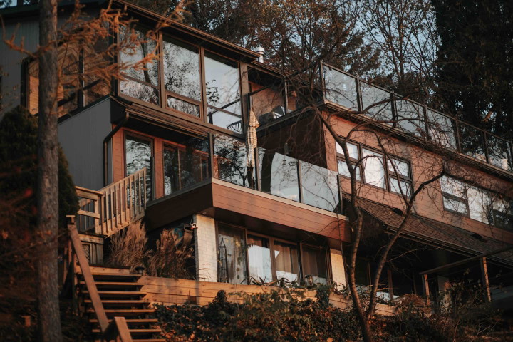 Waterfront Hillside Villa- Resort Where Luxury & Nature Unite - Burlington