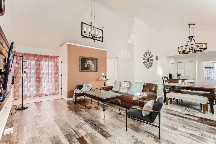 Red Rocks Retreat! Great Location! Close To Amenities! Awesome Deck With Games. - Morrison, CO