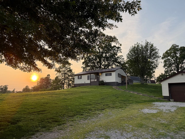 Cozy Hilltop Cottage - Huntington, WV