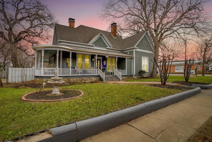 The Gallery House: Boutique Stay Right By Tsu - Stephenville, TX