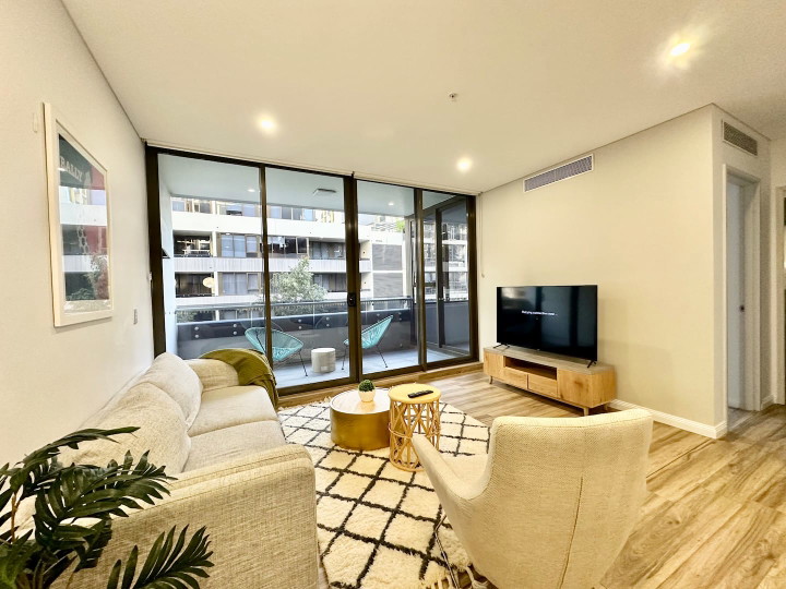 Chic 1 Bed Apt With Parking Close To Train Station - Sydney