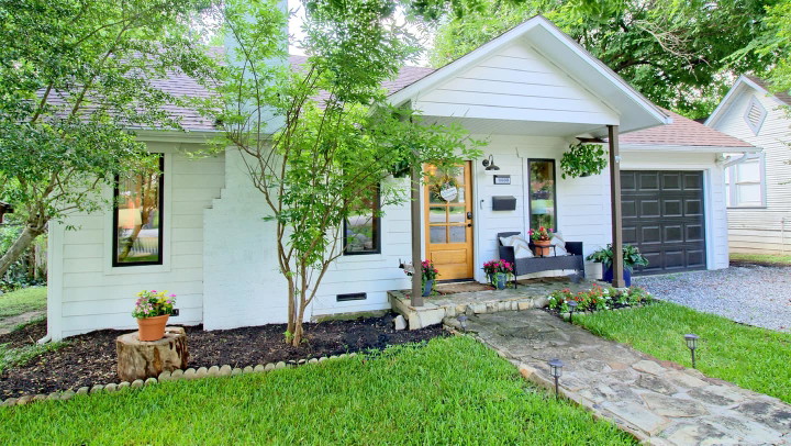 Little Forest Hills Bungalow | Hot Tub + Oasis - Dallas, TX
