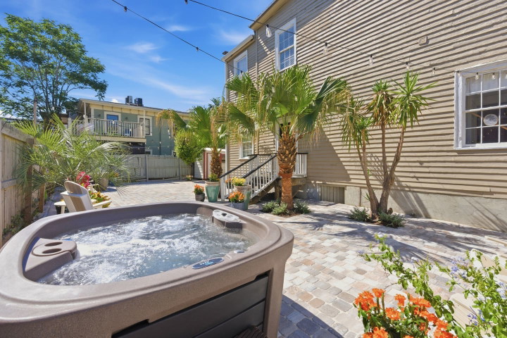 King + Queen Near Forsyth | Hot Tub & Parking - Savannah, GA