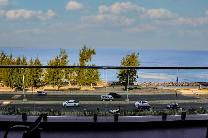 Beachfront Luxury: Exquisite Retreat Above Mall - Maputo