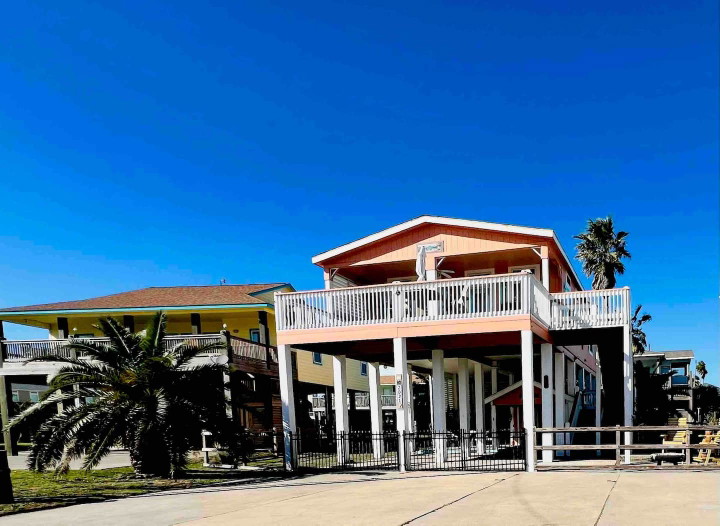 The Seasters House - Two Minute Walk To Beach! - Crystal Beach, TX