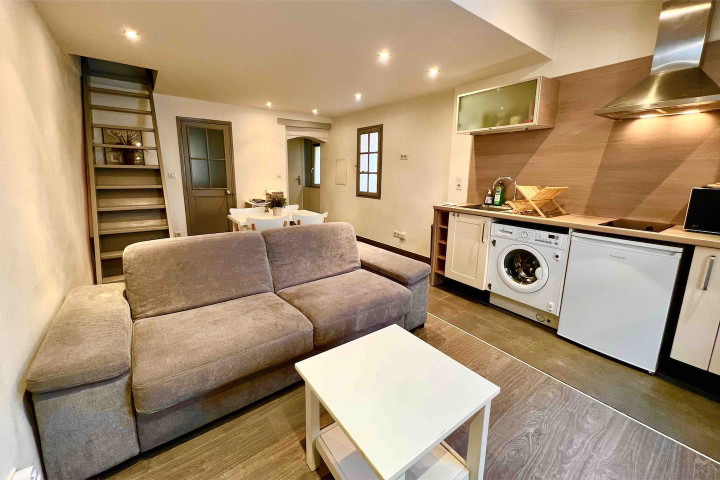 Superb 2p Mezzanine In The Heart Of Old Antibes - Biot