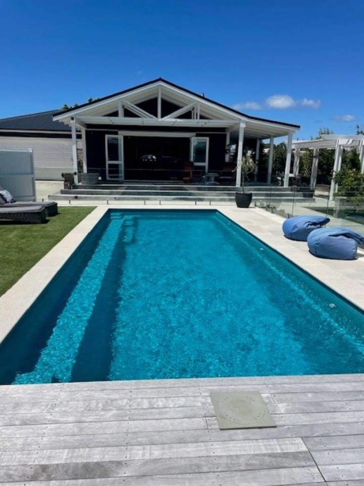 Poolside Escape, Sleeps 8 With 3 Bathrooms. - Martinborough