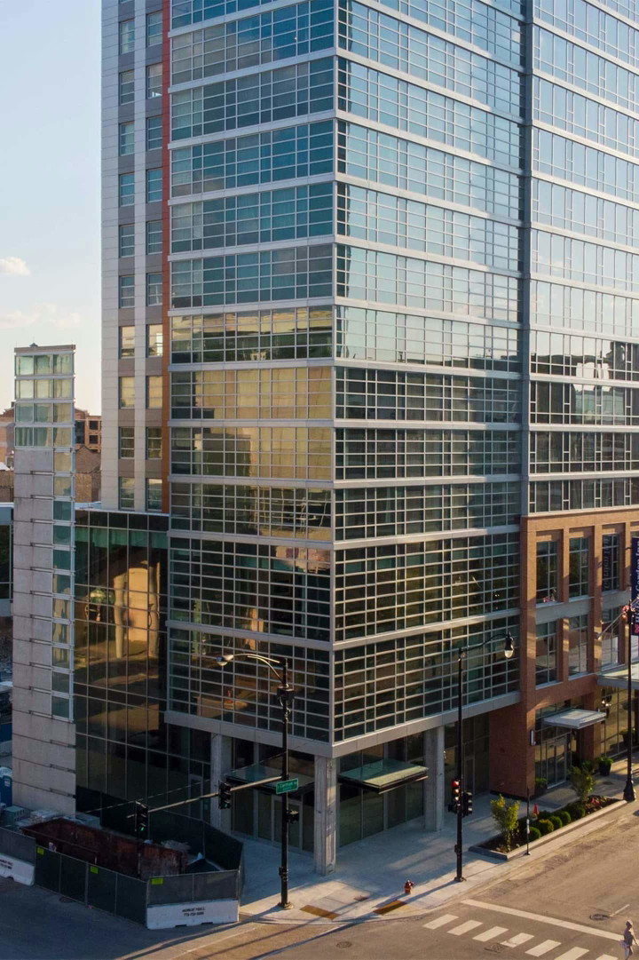 Modern Design With Vu Skyward Rooftop Bar - Chicago