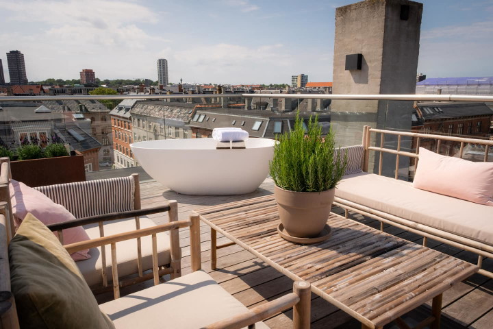 Oasis With Private Rooftop - 