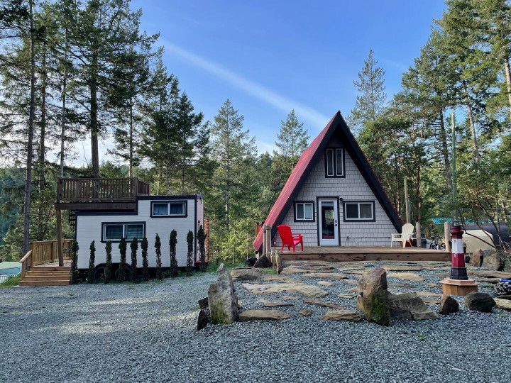 Cozy Waterfront Cabin With Tiny House & Hot Tub - Vancouver Island