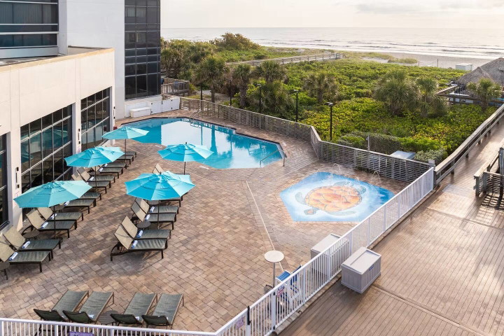 King Room | Direct Beach Access & Outdoor Pool - Cocoa Beach, FL