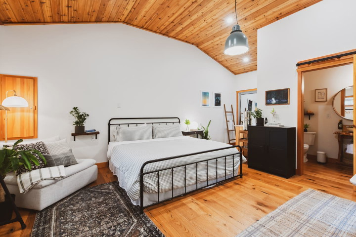 Rainforest Farmhouse Guest Suite - Ucluelet