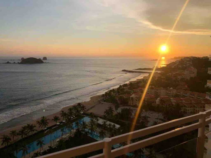 Ixtapa Beach, Sun, Food And Relax - Ixtapa Zihuatanejo