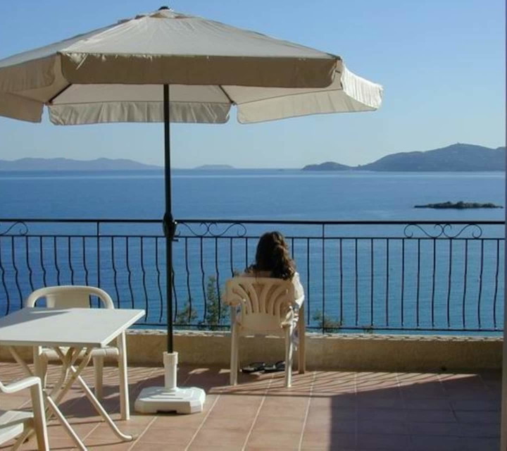 Grande Terrasse, Vue Mer, Plage 5m à Pied, Parking - Le Lavandou