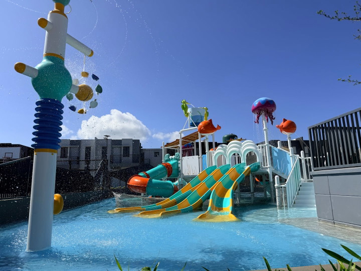 Coastal Breeze | Pool & Water Park, Near Tagaytay - Nasugbu