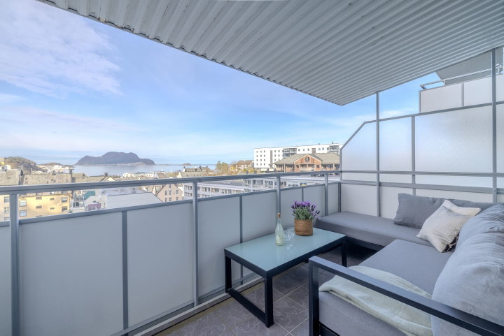 Sea & City Views | Terrace | Walkable ÅLesund - Alesund