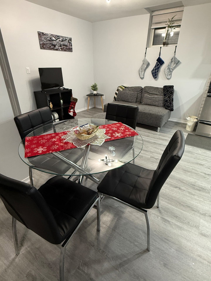 Cozy 2 Bedroom Home Incl Parking & Laundry - Oakville
