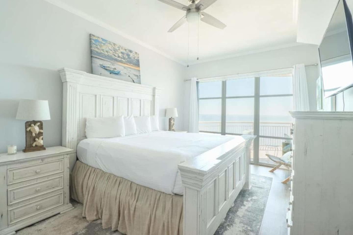 Beachfront Penthouse W Huge Balcony + Resort Pools - Biloxi, MS