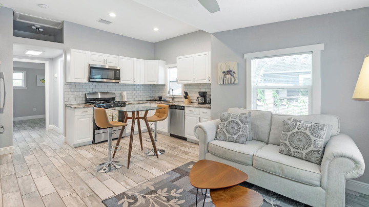 Enjoy Your Stay In This Relaxing 1 Bedroom Apartment In The Heart Of St Pete. Centrally Located To Shopping, Dining,  Beaches, Museums And All Our Vibrant City Has To Offer. - St. Petersburg, FL