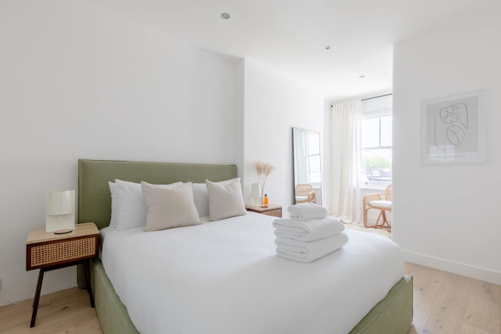 Sleek Scandi Inspired 2bdr Flat Infulham - Fulham