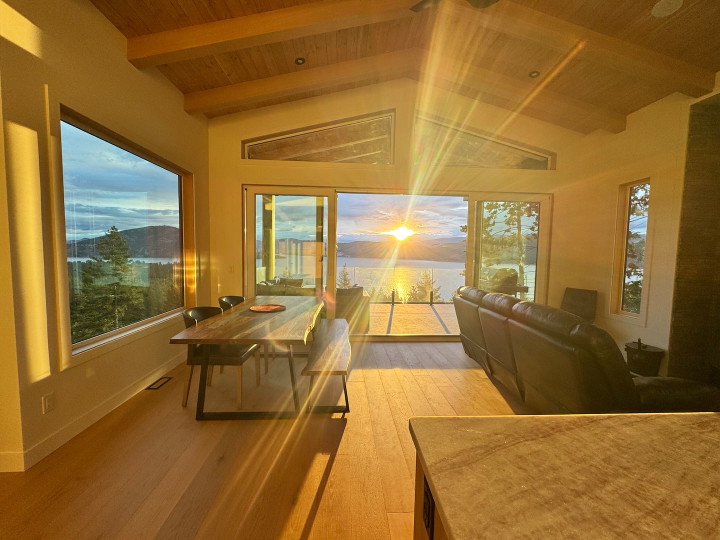 Tranquil Okanagan Escape Sunken Hot Tub Wood Stove - Canada