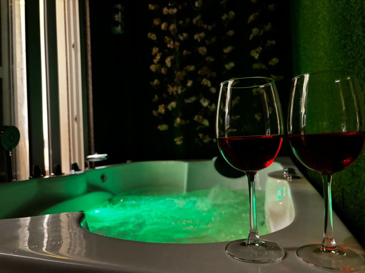 Jaccuzi With Luxe Studio Room | Golf Course Road - India