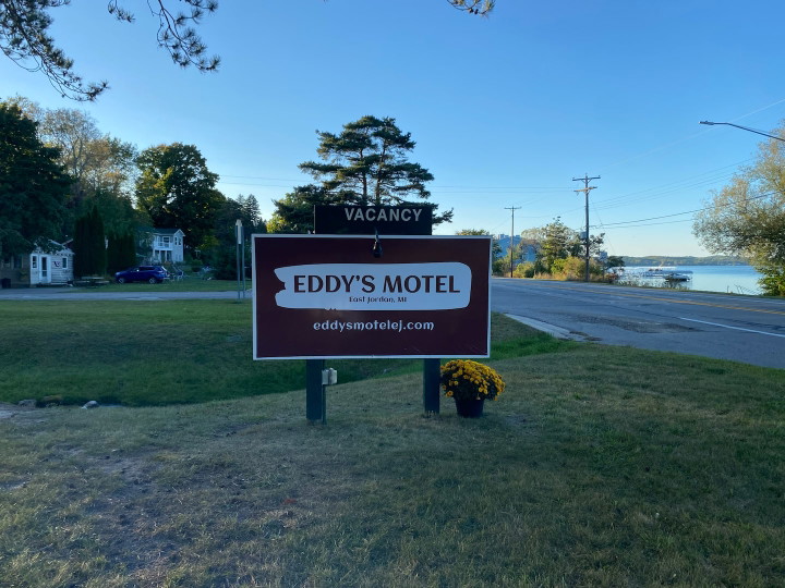 Eddys Newly Renovated King Room - East Jordan, MI