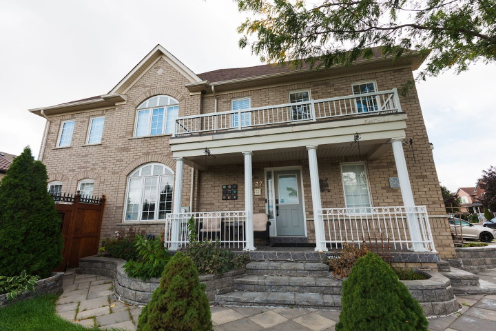 ÉLégante Maison Familiale De 4&nbsp;Chambres Au Centre-ville - Brampton