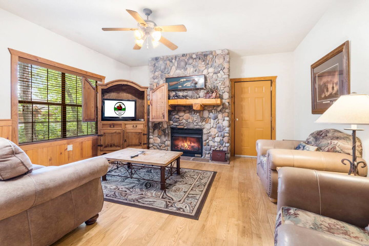 Rustic Walk-in Cedar Cabin Close To Entertainment! - Rockaway Beach, MO