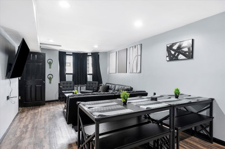 Spacious Fun Group Getaway | 3 Kings| Near Dt - Chicago, IL