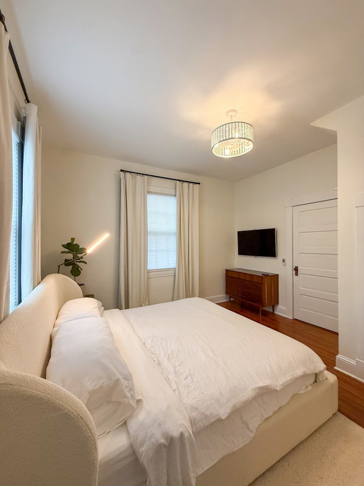 Luxury King Suite Bedroom Full Kitchen - Danville, VA