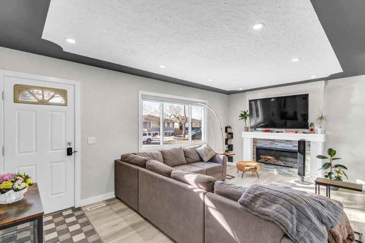 Stylish 3 Bedroom - Close To Downtown & Airport! - Calgary