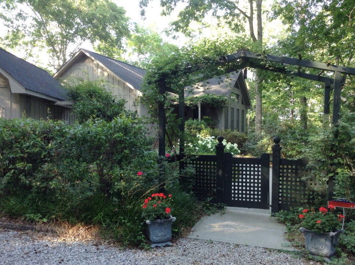 Cozy Cottage On The Lake - South Carolina