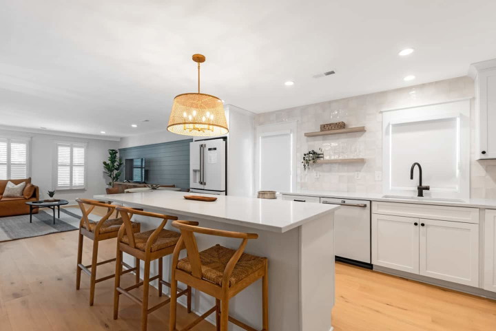 Bright, Cozy And Central ~ 5* Location ~ Parking! - Charleston, SC