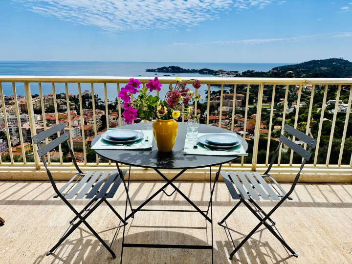 Breathtaking View Of Cap-ferrat And The Sea; Studio With A Balcony And Parking Space; Air Conditioning - Villefranche-sur-Mer