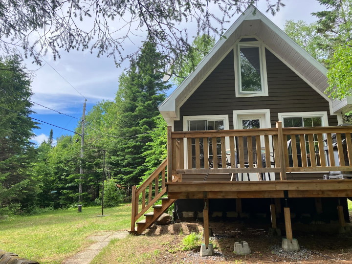 Nature Chalet, New Hot Tub, Semi-private Beach - Quebec