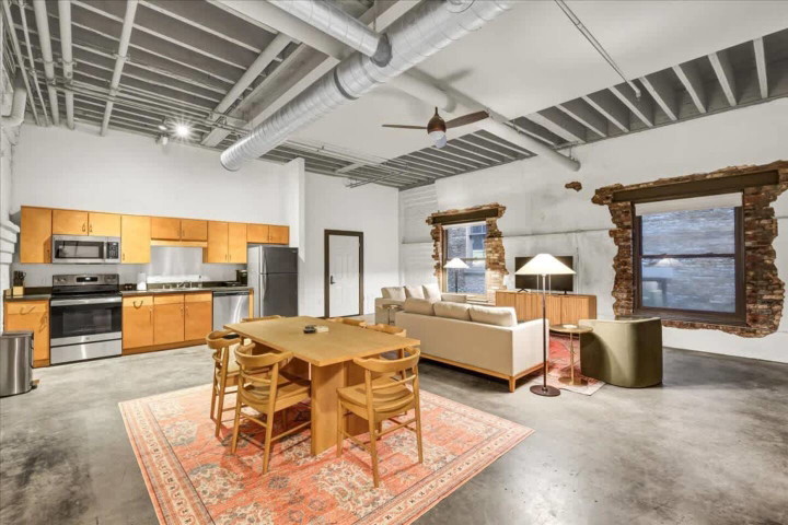 Historic Whiskey Row Loft | 5br Group Retreat - Louisville, KY