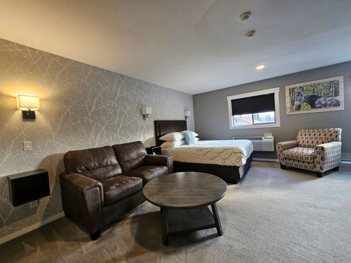 Bulkley Rental Suites - Large Single Queen Room 6 - Smithers