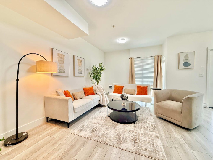 New Downtown Townhouse, Free Parking Near Skytrain - Surrey, BC