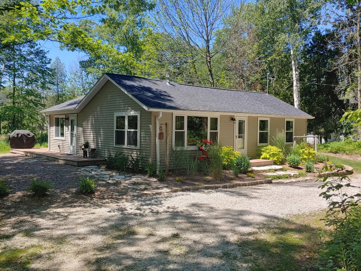 Tranquil Cottage In The Woods With Lake Michigan Only 300 Feet Away. - ウィスコンシン州