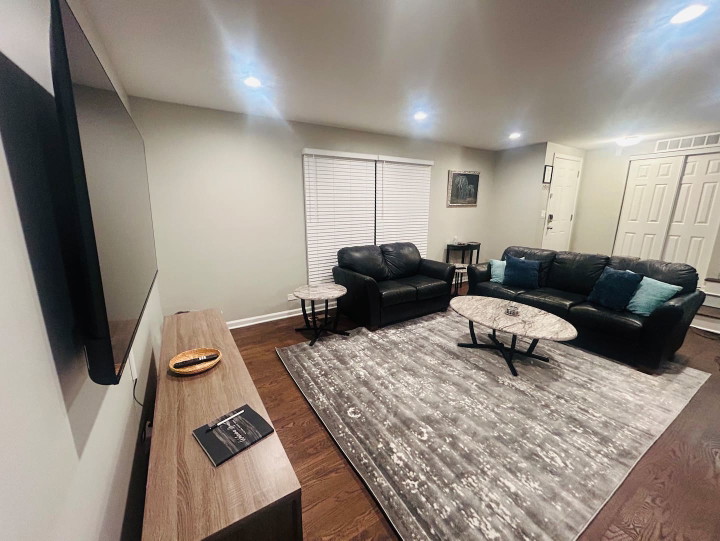 Cozy Family Retreat: King Beds, Garage, Fast Wifi - Schaumburg