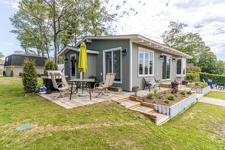 Cozy Riverfront Cottage With Dock - Wasaga Beach
