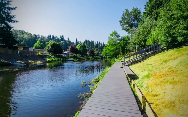 River Inn Cabin Theme Flat W/ Dock - Bothell, WA