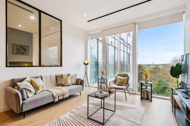 Kew Bridge Apts | Gym, Parking & West London Style - Brentford