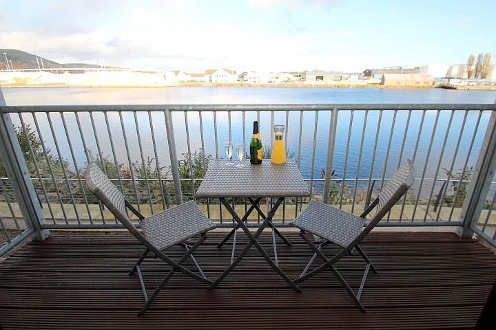Luxury Riverside Apartments - Sleeps 8 - Loch Ness