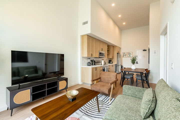 Modern King 1b1b｜pool & Spa｜smart 4k Tvs - La Verne, CA